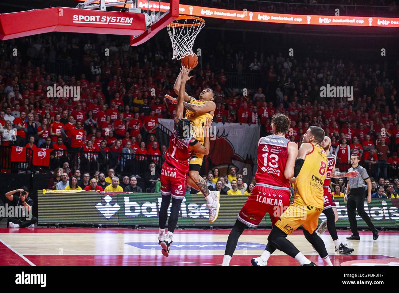 Antwerp's Brandon Anderson and Oostende's Breein Tyree pictured in ...