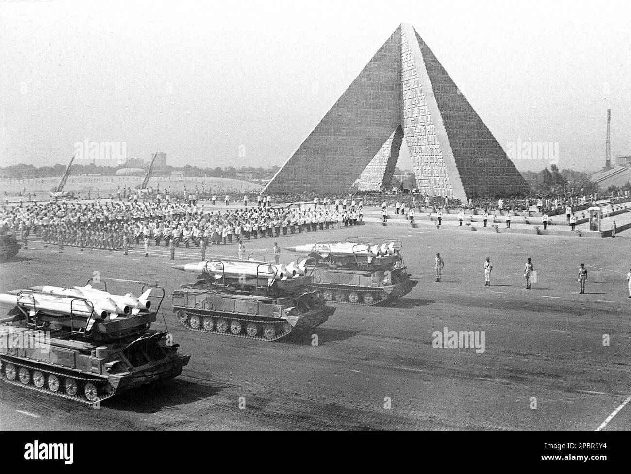 ** TO GO WITH ISRAEL EGIPTO TENSION ** With the monument to Egypt's ...