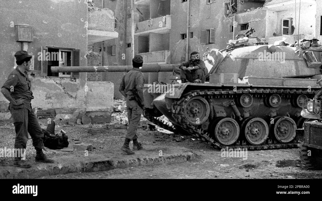 ** TO GO WITH ISRAEL EGIPTO TENSION ** Israeli tank crew relaxes near ...
