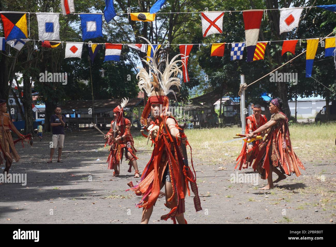 Tari kabasaran hi-res stock photography and images - Alamy