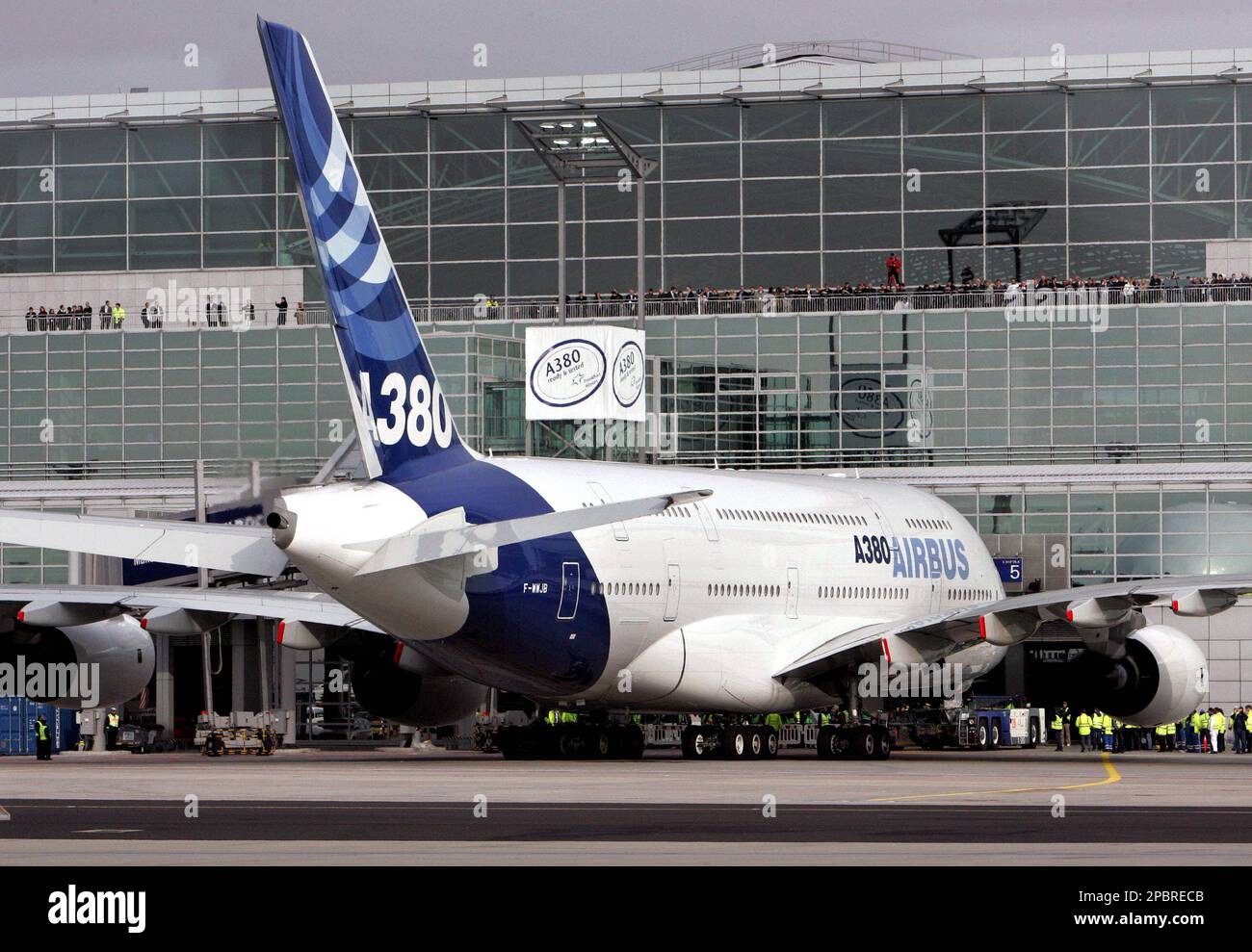 Der Airbus A380 steht am Montag, 19. Maerz 2007, auf dem Flughafen in ...