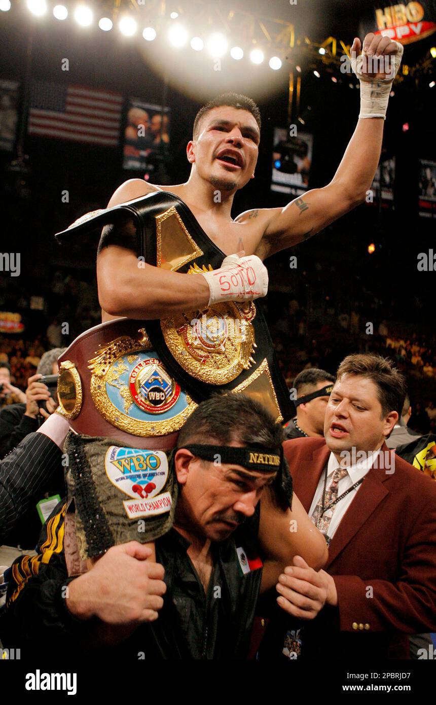 Daniel Ponce De Leon, of Mexico, celebrates his unanimous decision win ...