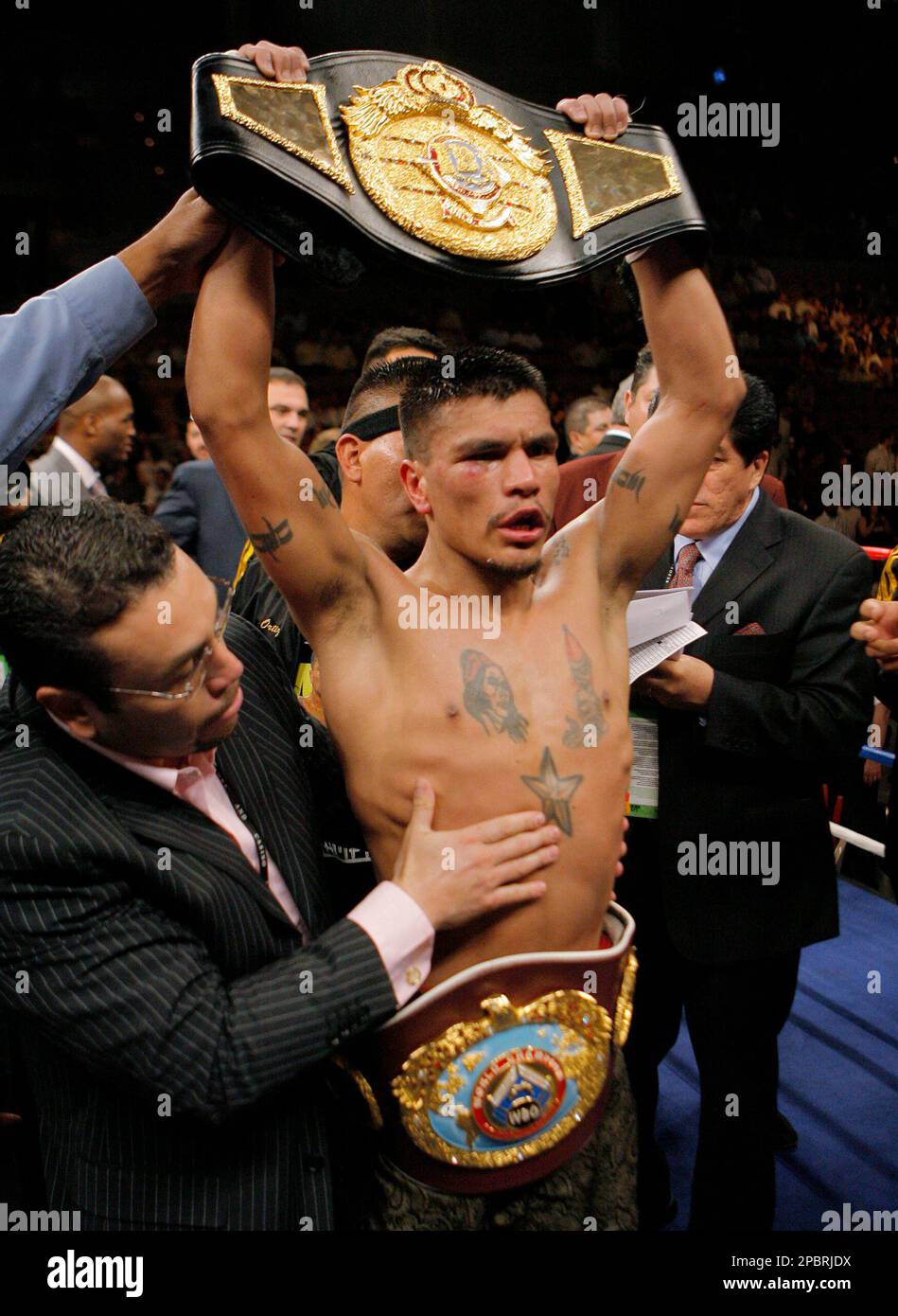Daniel Ponce De Leon, of Mexico, celebrates his unanimous decision win ...