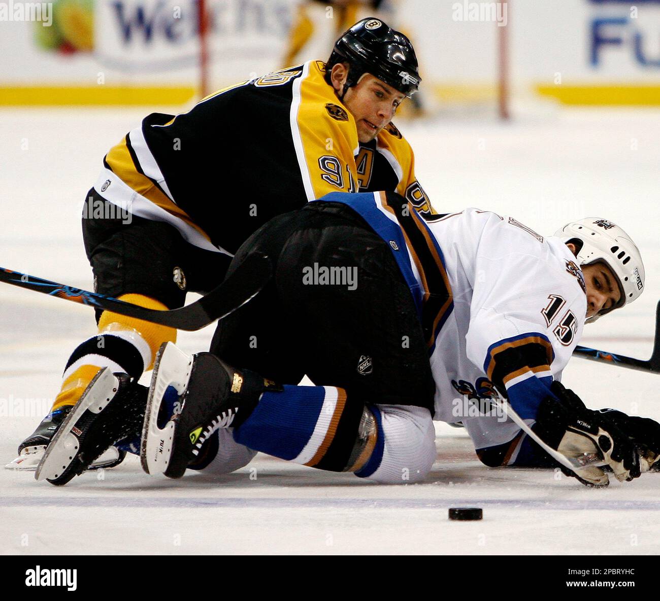 Washington Capitals' Boyd Gordon (15) and Boston Bruins' Marc Savard ...