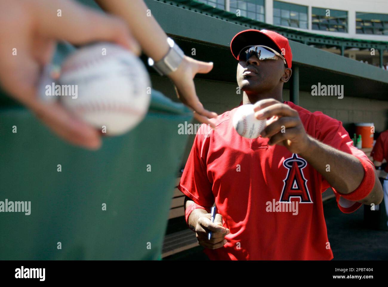Los Angeles Angels' Gary Matthews Jr. signs autographs before their ...