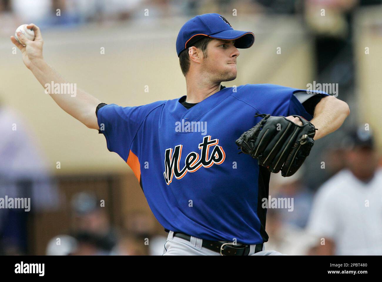 New York Mets pitcher John Maine throws against the Detroit Tigers ...