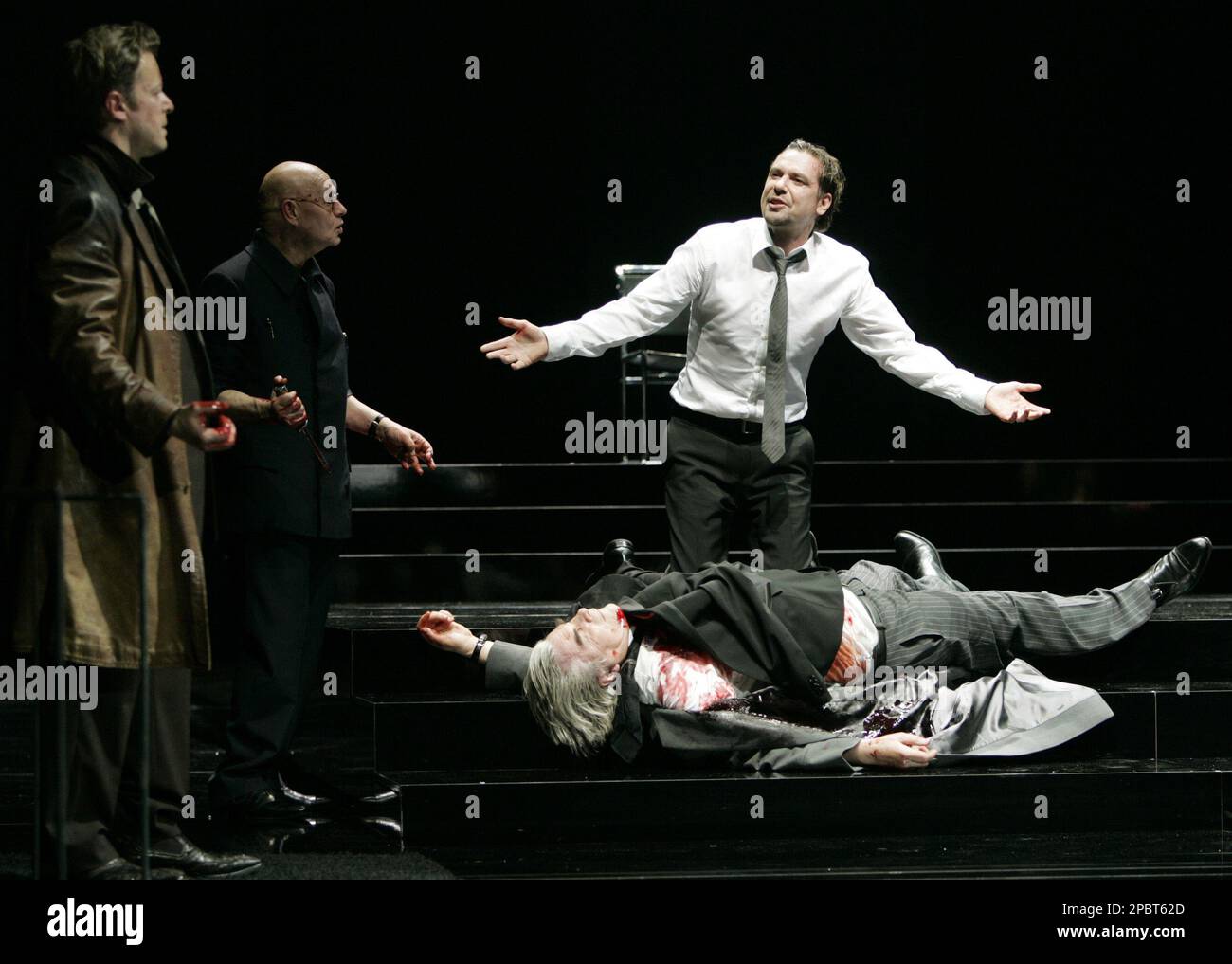 Roland Koch in der Rolle des Marcus Brutus, Ignaz Kirchner als Cassius ...