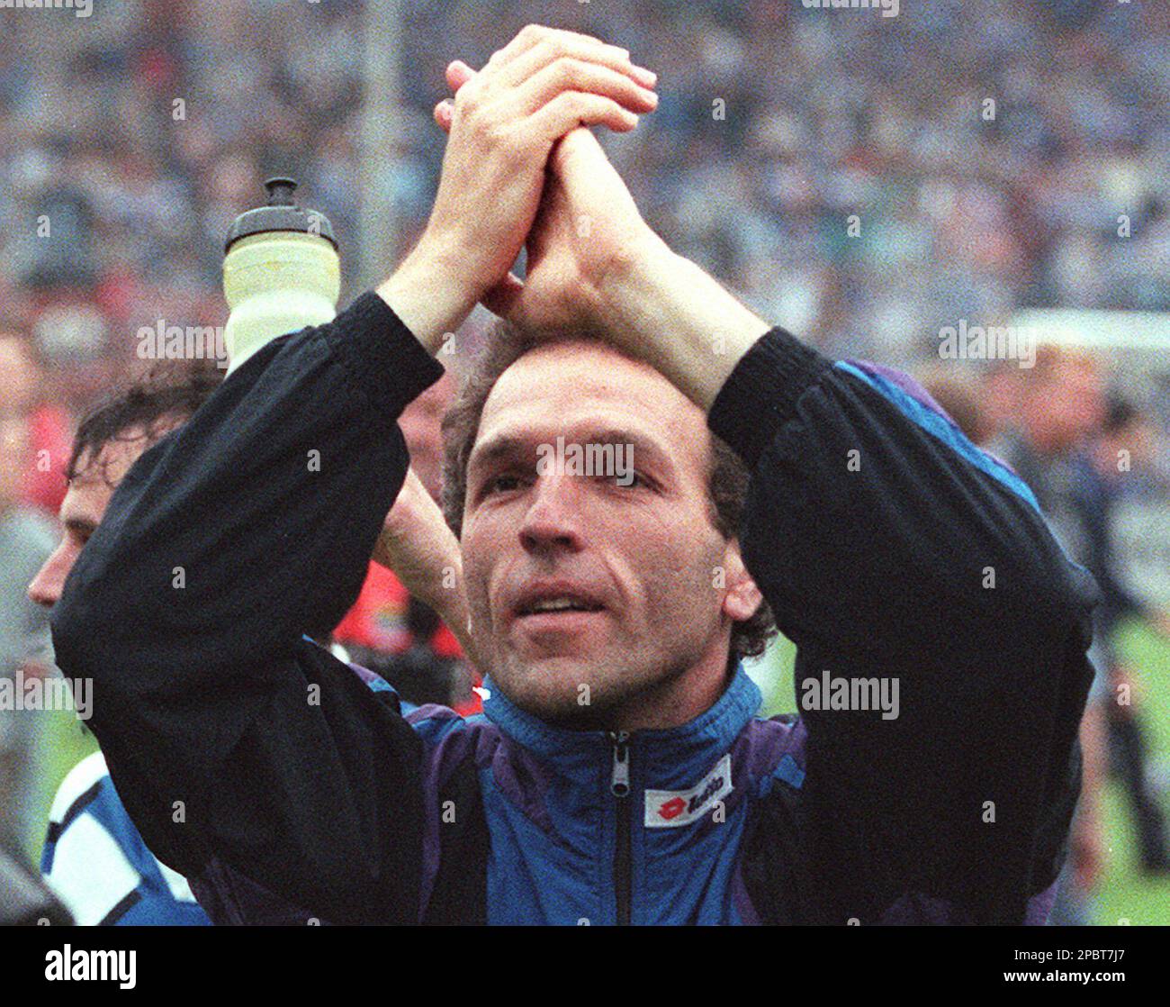** ARCHIV **Der damalige Trainer Ernst Middendorp von Arminia Bielefeld ...