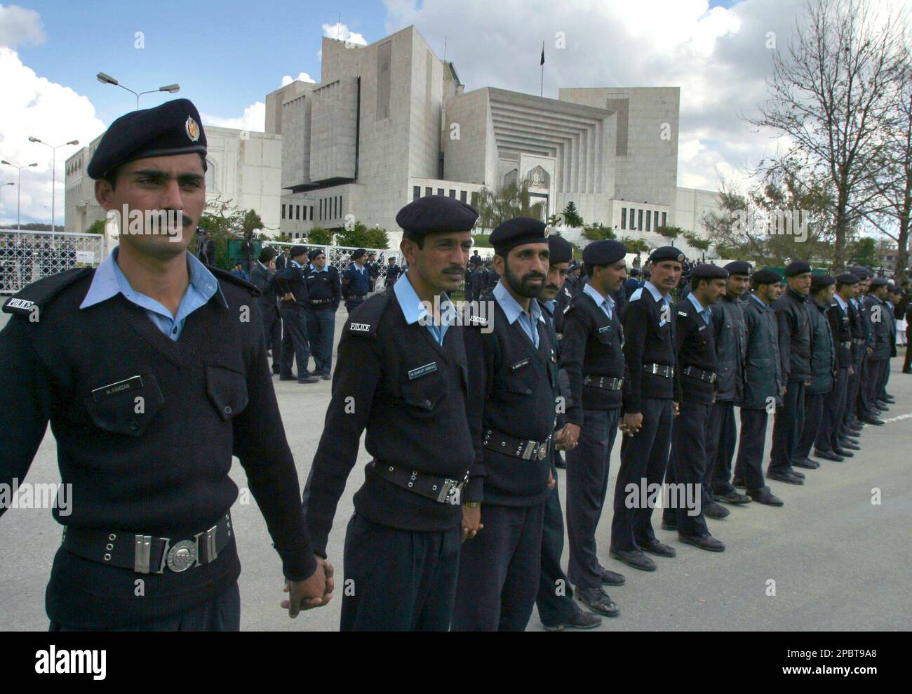 Pakistani police officers stand guard hi-res stock photography and ...