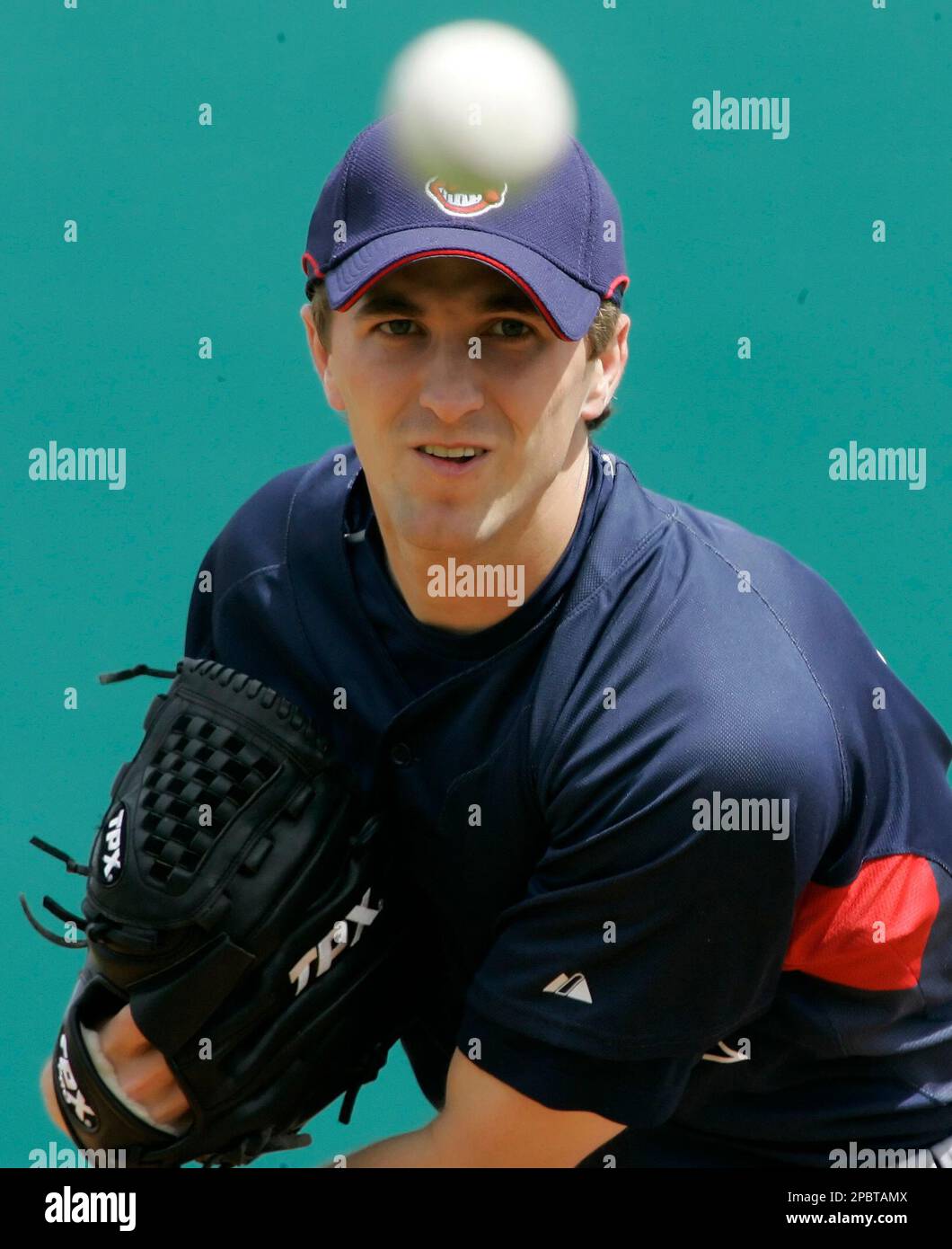 Cleveland Indians pitcher Jeremy Sowers warms up before facing the ...