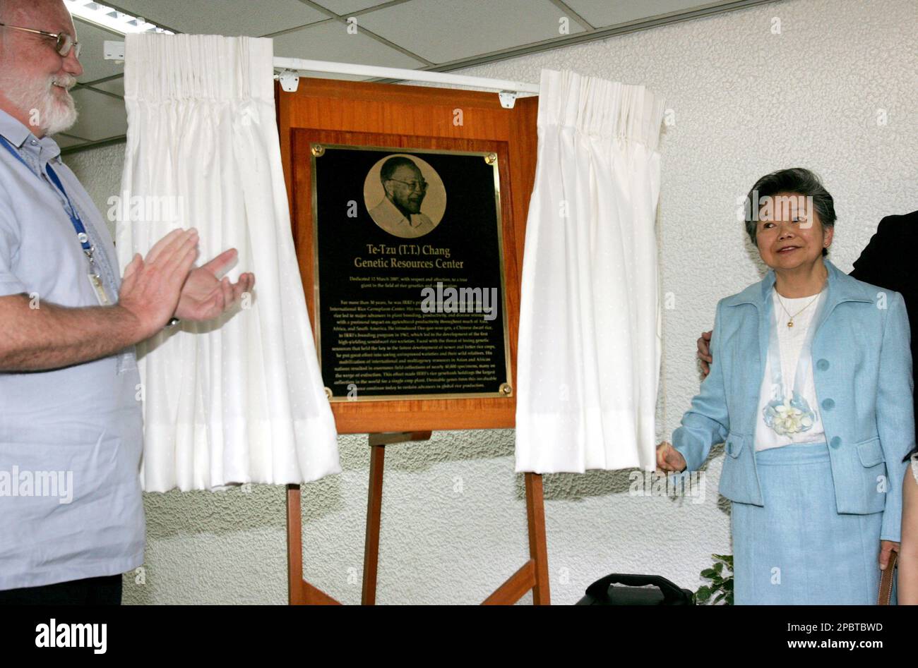 Nancy Chang, right, the widow of Dr. Te-Tzu Chang, whose pioneering ...