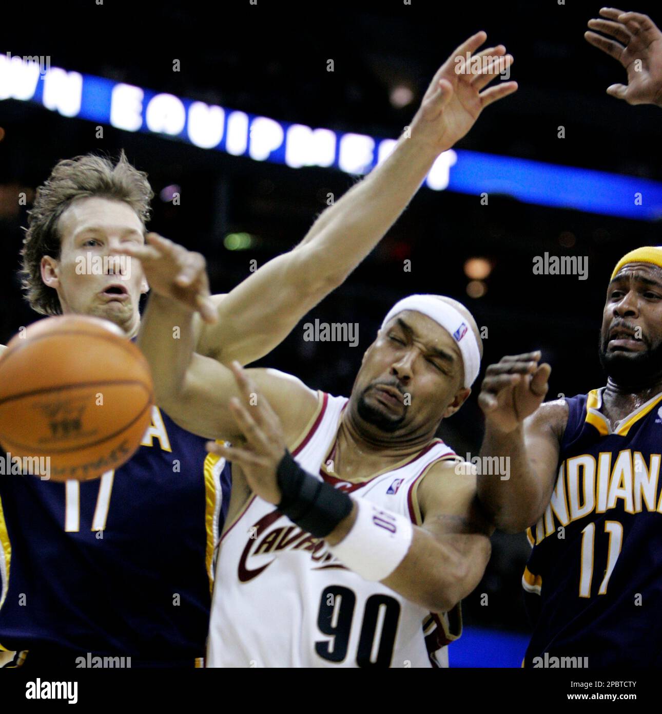 Cleveland Cavaliers' Drew Gooden (90) battles for the ball with Indiana ...