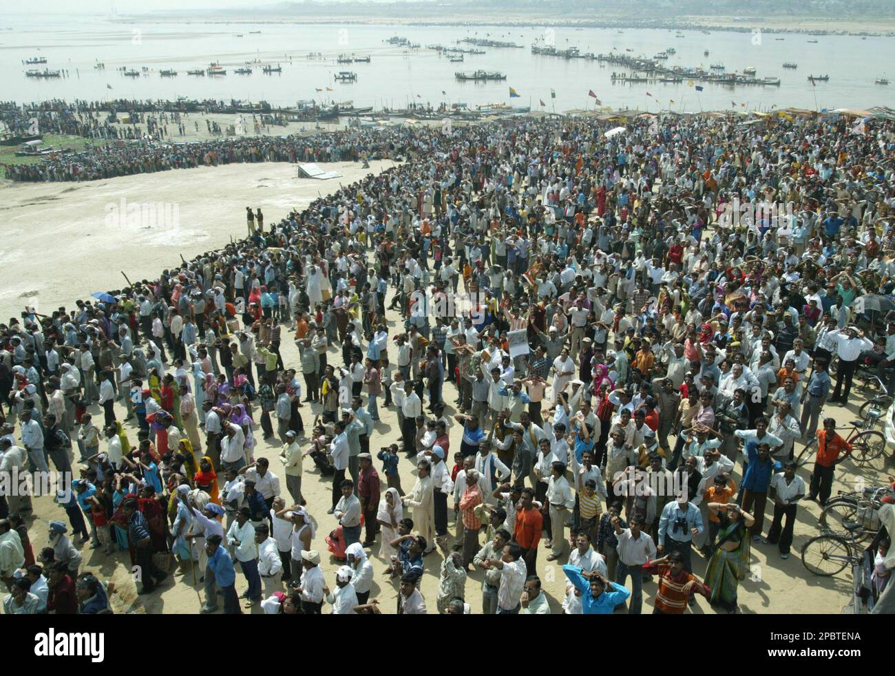 Spectators on the banks of River Ganges watch Indian Air Force (IAF ...