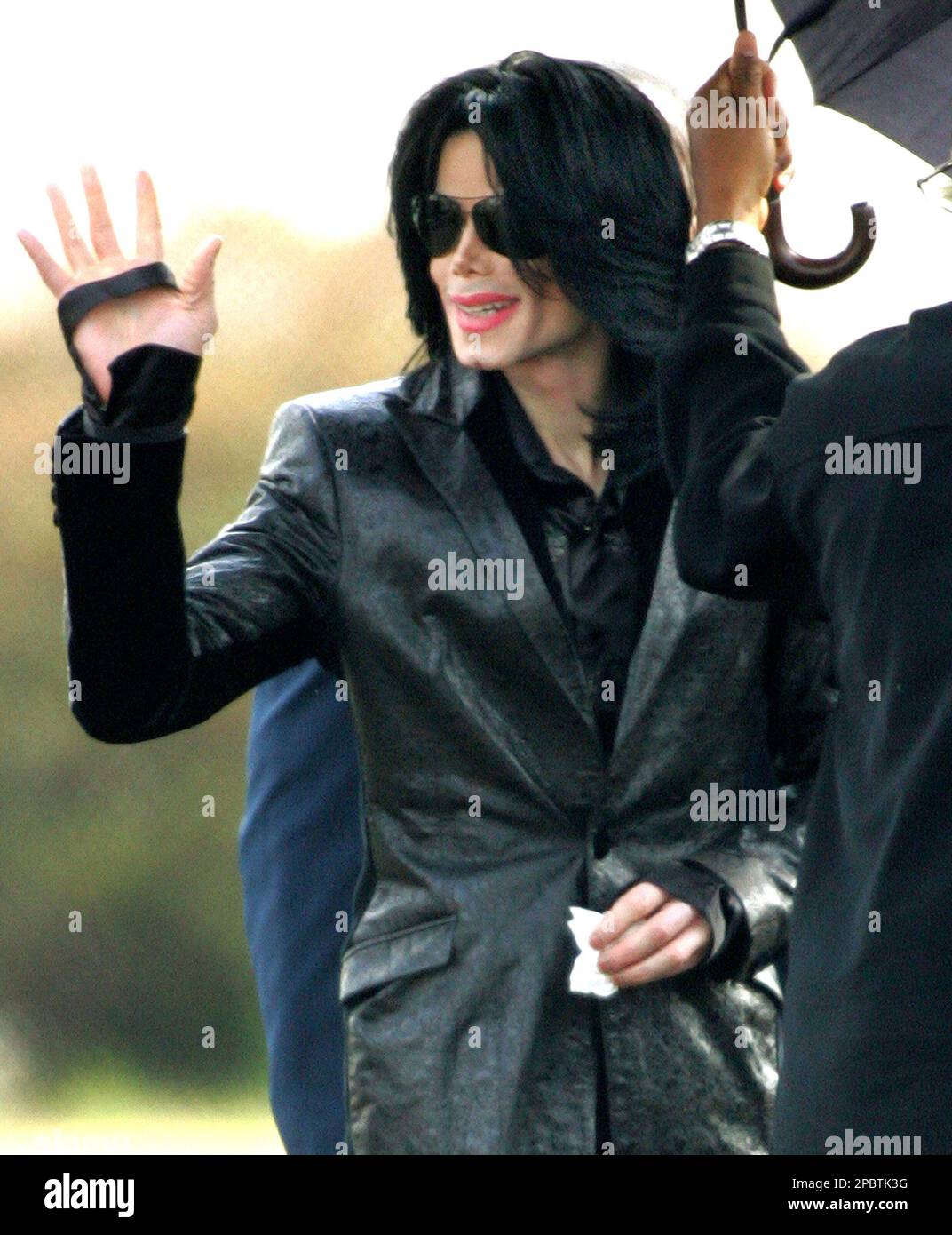 U.S. pop star Michael Jackson waves to fans as he leaves for US army ...