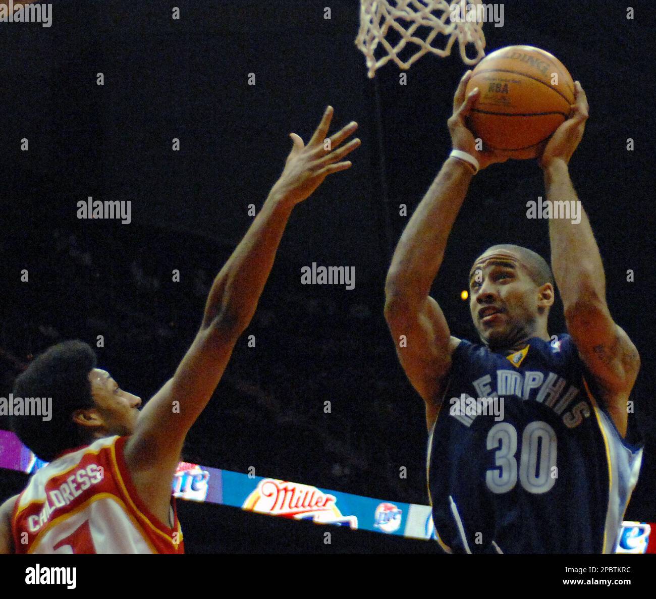 Memphis Grizzlies forward Dahntay Jones, right, goes to the net against ...