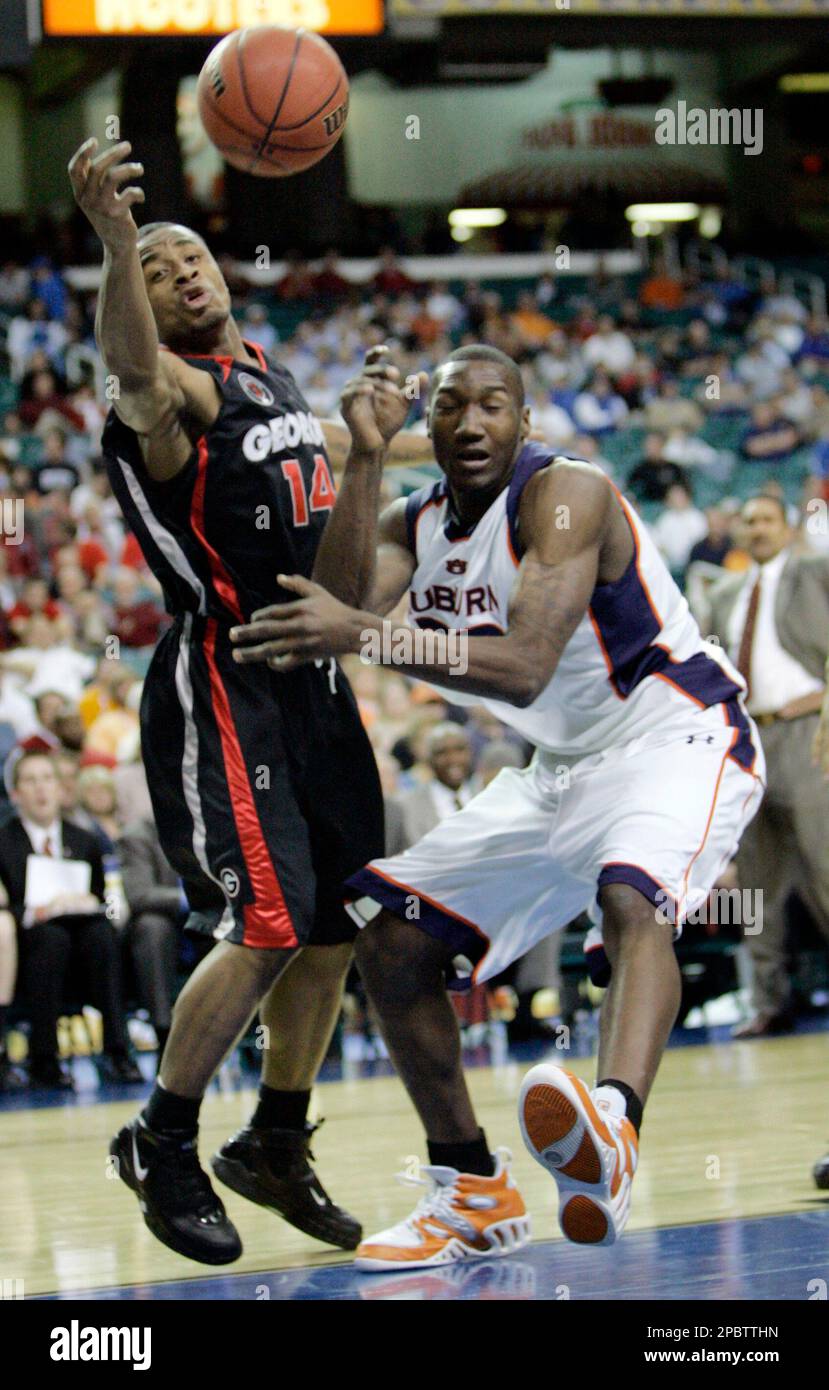 Georgia's Levi Stukes (14) battles for a loose ball with Auburn's ...