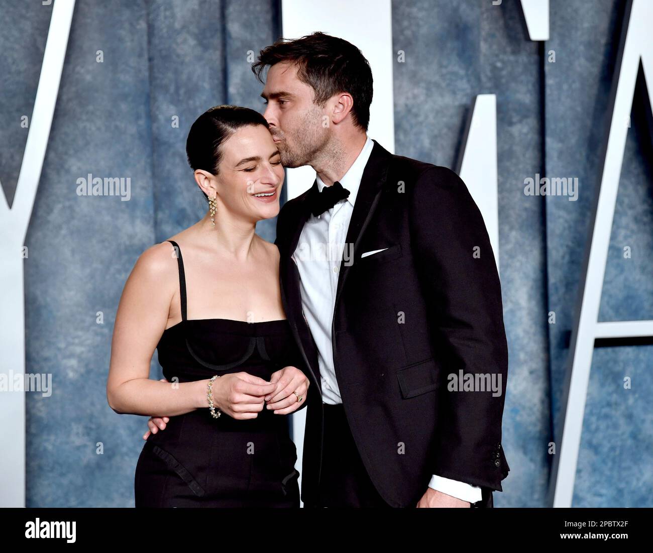 Jenny Slate, left, and Ben Shattuck arrive at the Vanity Fair Oscar ...
