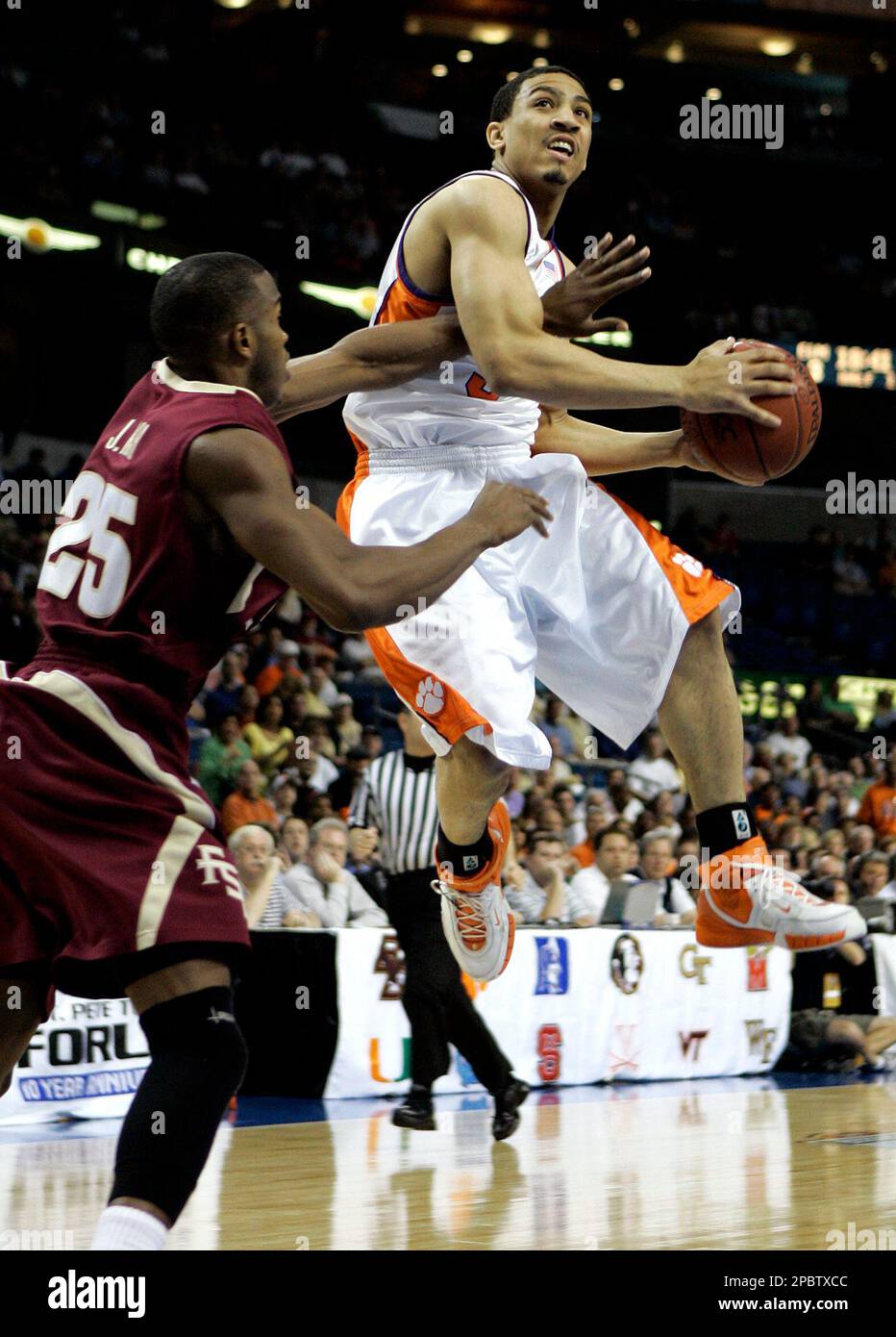 Florida State's Jason Rich (25) defends Clemson's Vernon Hamilton ...