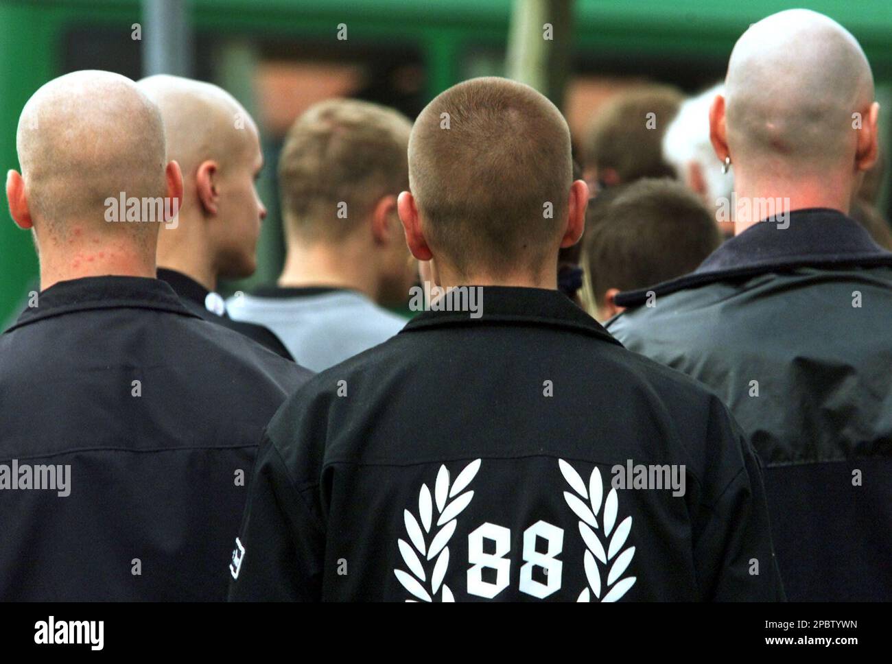 ** ARCHIV ** Ein Teilnehmer einer Demonstration von Neo-Nazis traegt am ...