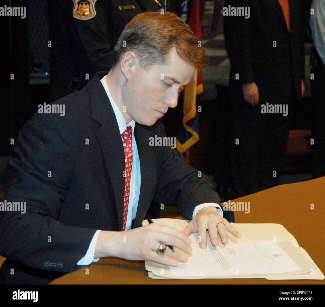Missouri Gov. Matt Blunt signs an executive order to cancel contracts ...