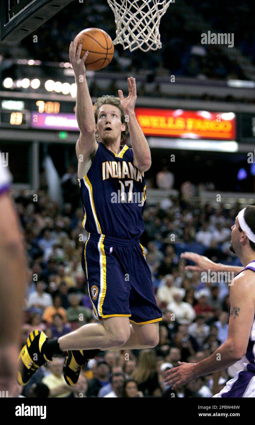 Indiana Pacers forward Mike Dunleavy, left, goes to the basket against ...