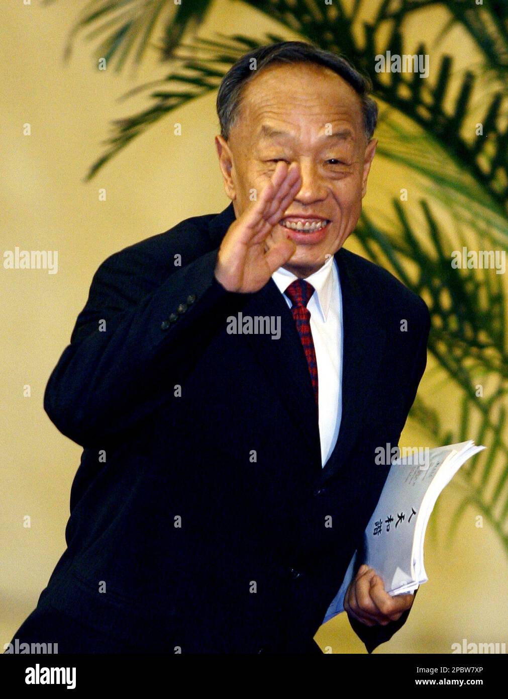 Chinese Foreign Minister Li Zhaoxing acknowledges the audience before a ...