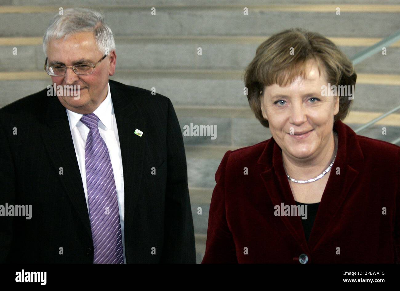 Bundeskanzlerin Angela Merkel (CDU), rechts, und der Praesident des ...