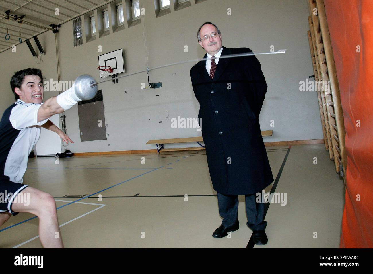 Bundesrat Samuel Schmid beobachtet den Fechter Max Heinzer bei seinem ...