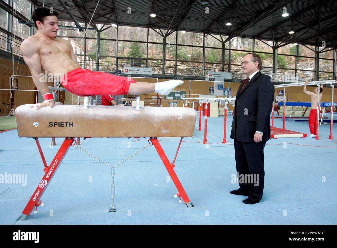 Bundesrat Samuel Schmid beobachtet den Kunstturner Niki Boeschenstein ...