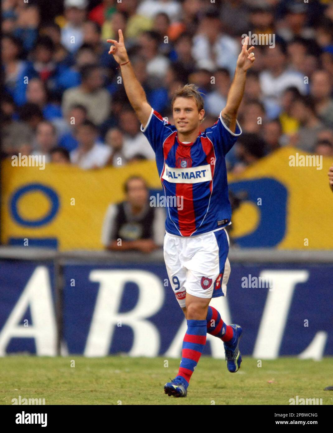San Lorenzo's Gaston Fernandez celebrates after scoring against Boca ...