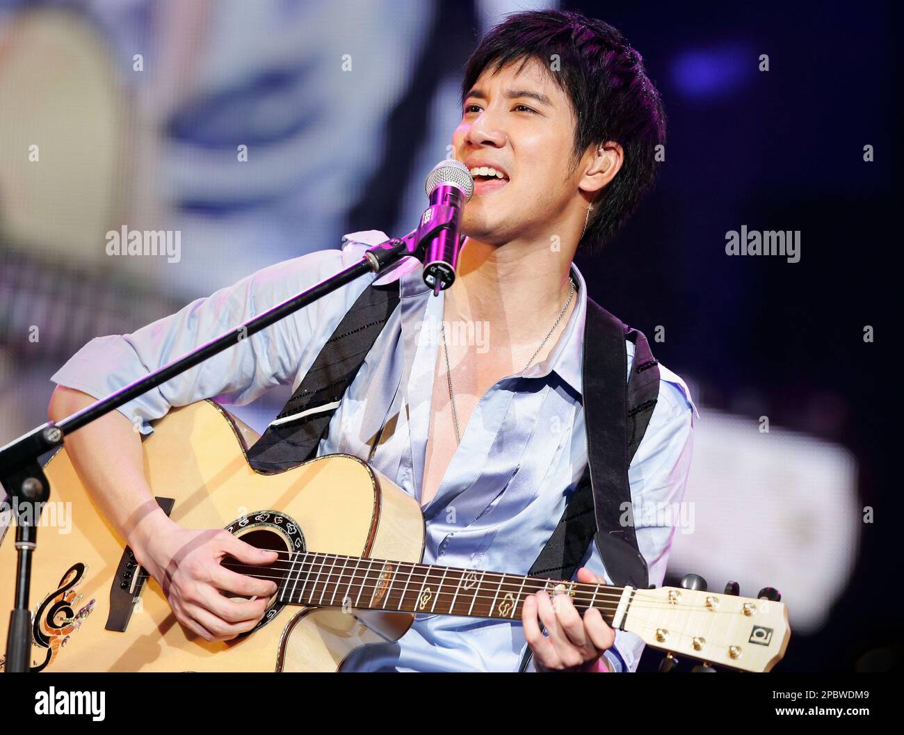 Lee Hom, Chinese-American singer-songwriter of Taiwanese descent sings ...