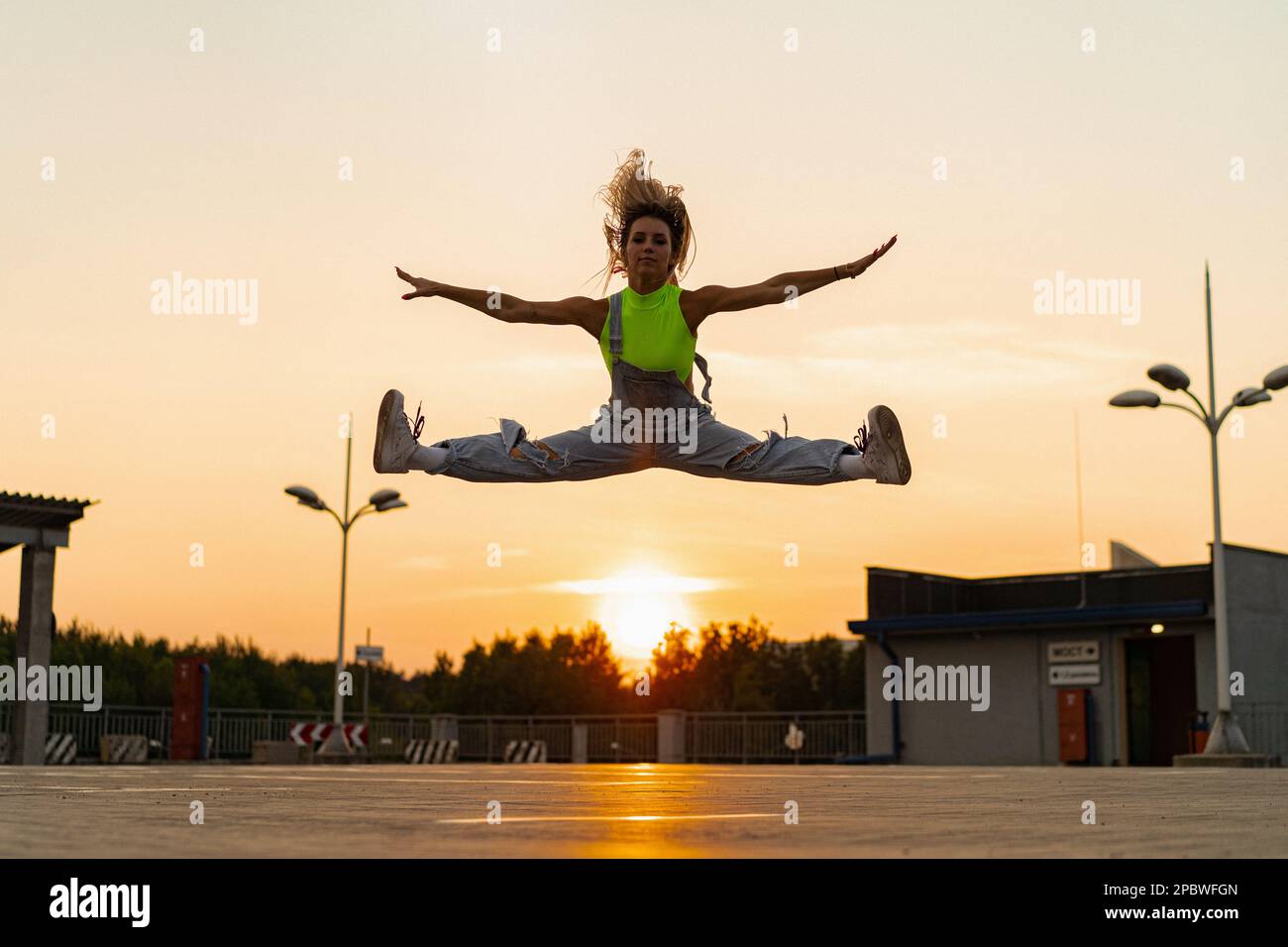 Female gymnast jump hi-res stock photography and images - Alamy