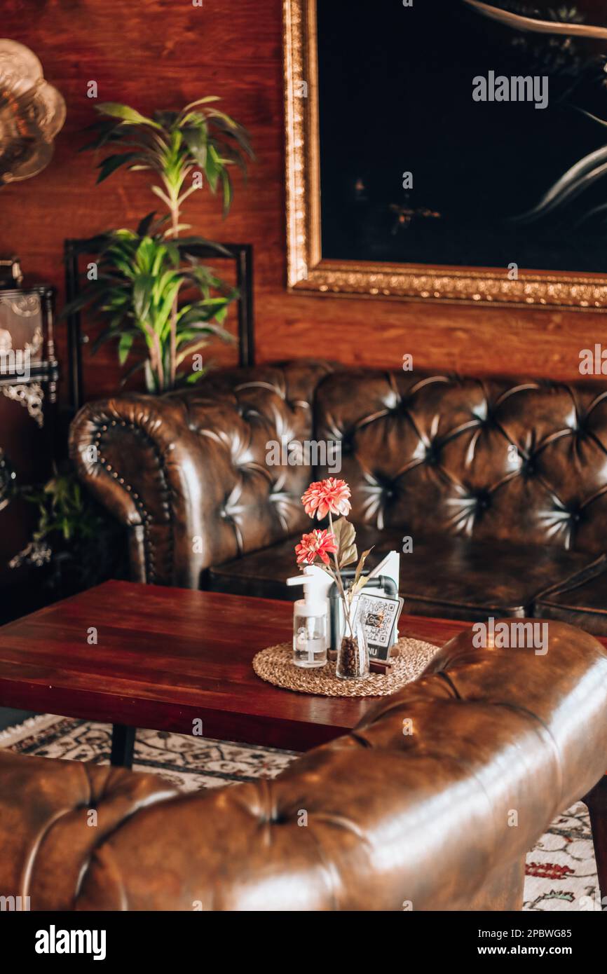 Contemporary cafe seating hi-res stock photography and images - Alamy