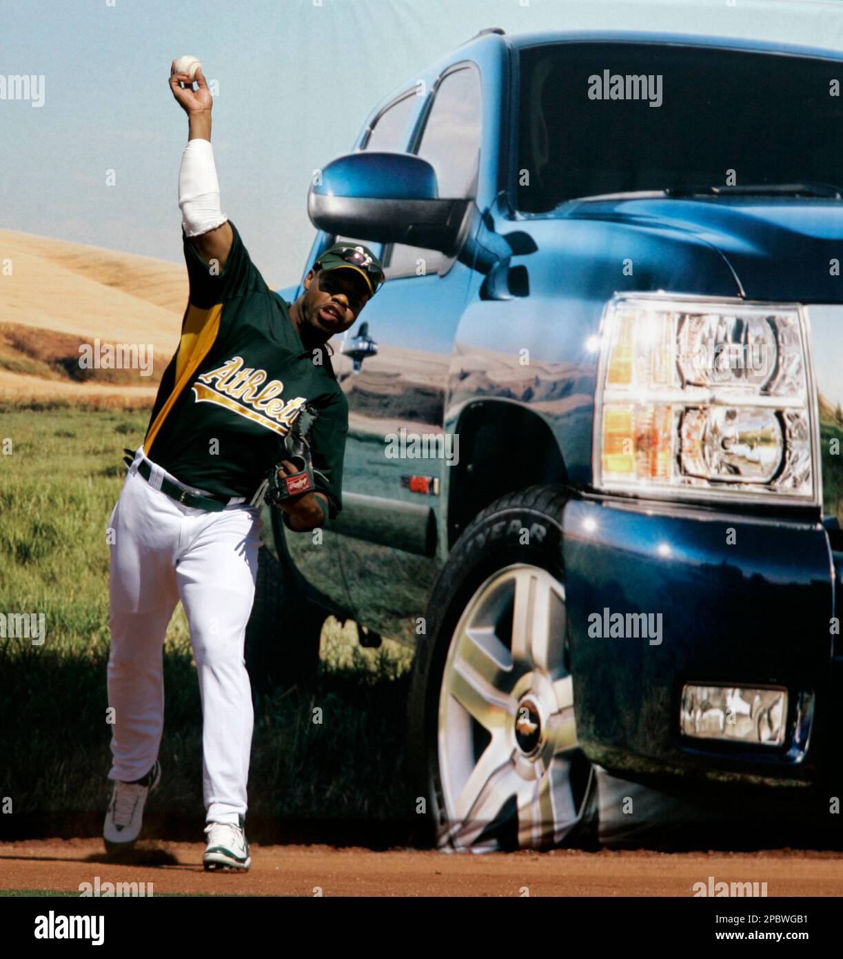 Oakland Athletics' left fielder Shannon Stewart throws the ball to the ...
