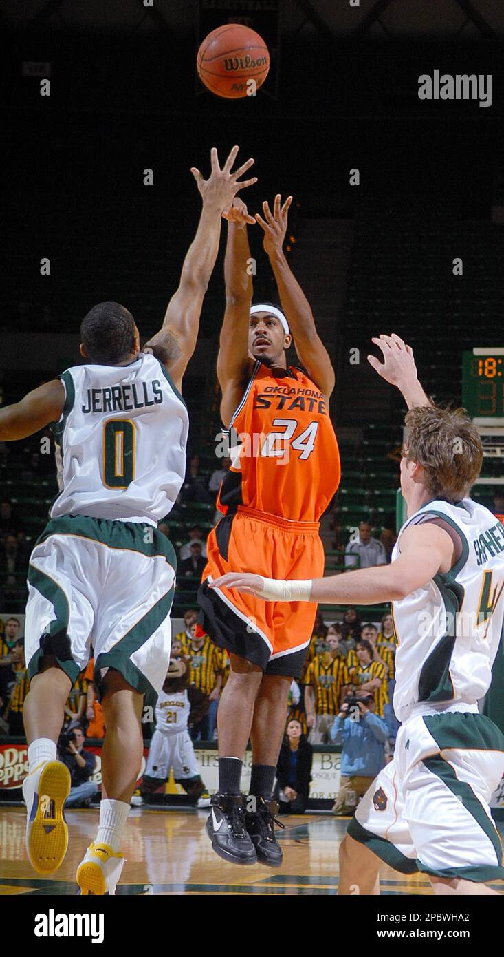 Oklahoma State's Jameson Curry (24) shoots between Baylor's Curtis ...