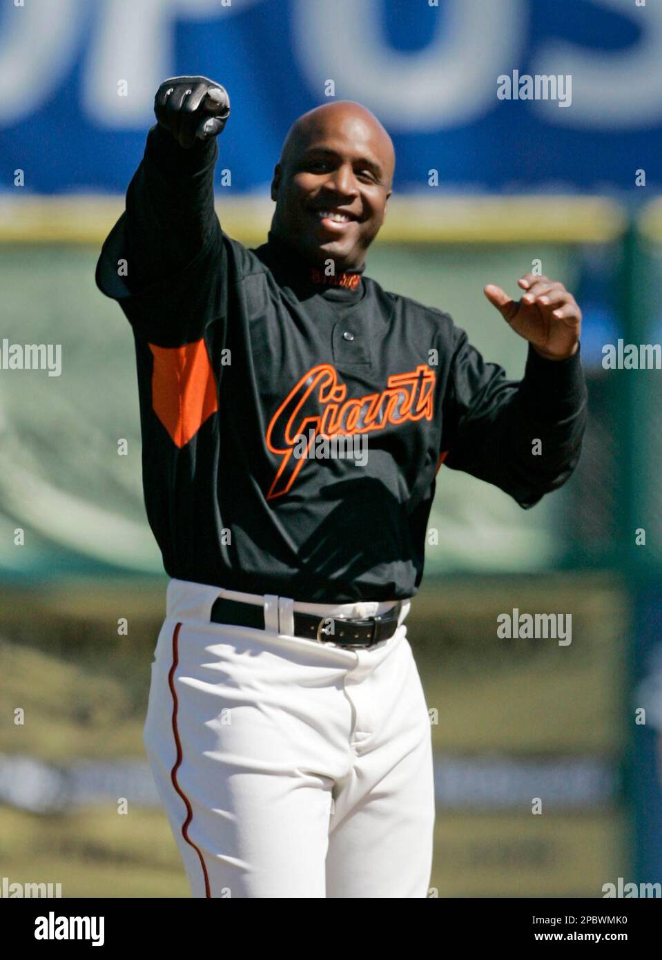 San Francisco Giants' left fielder Barry Bonds gestures to fans in left ...