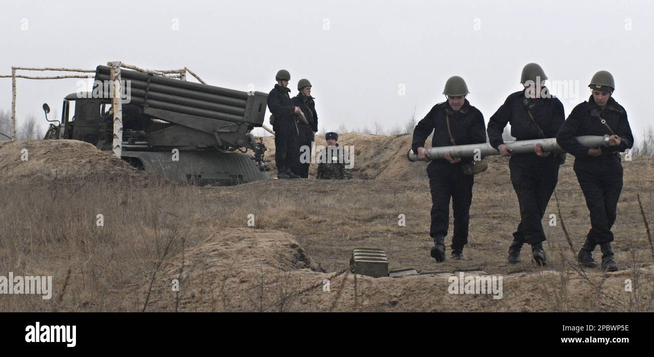 Ukranian soldiers carry a missile to the Soviet "Grad" missile system ...