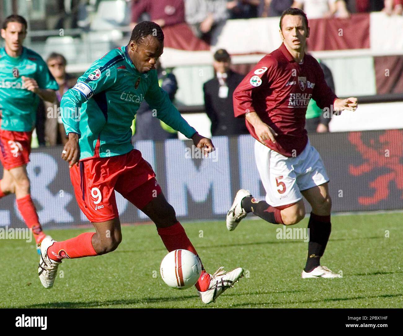 Cagliari forward David Suazo, left, of Honduras, is pursued by Torino ...