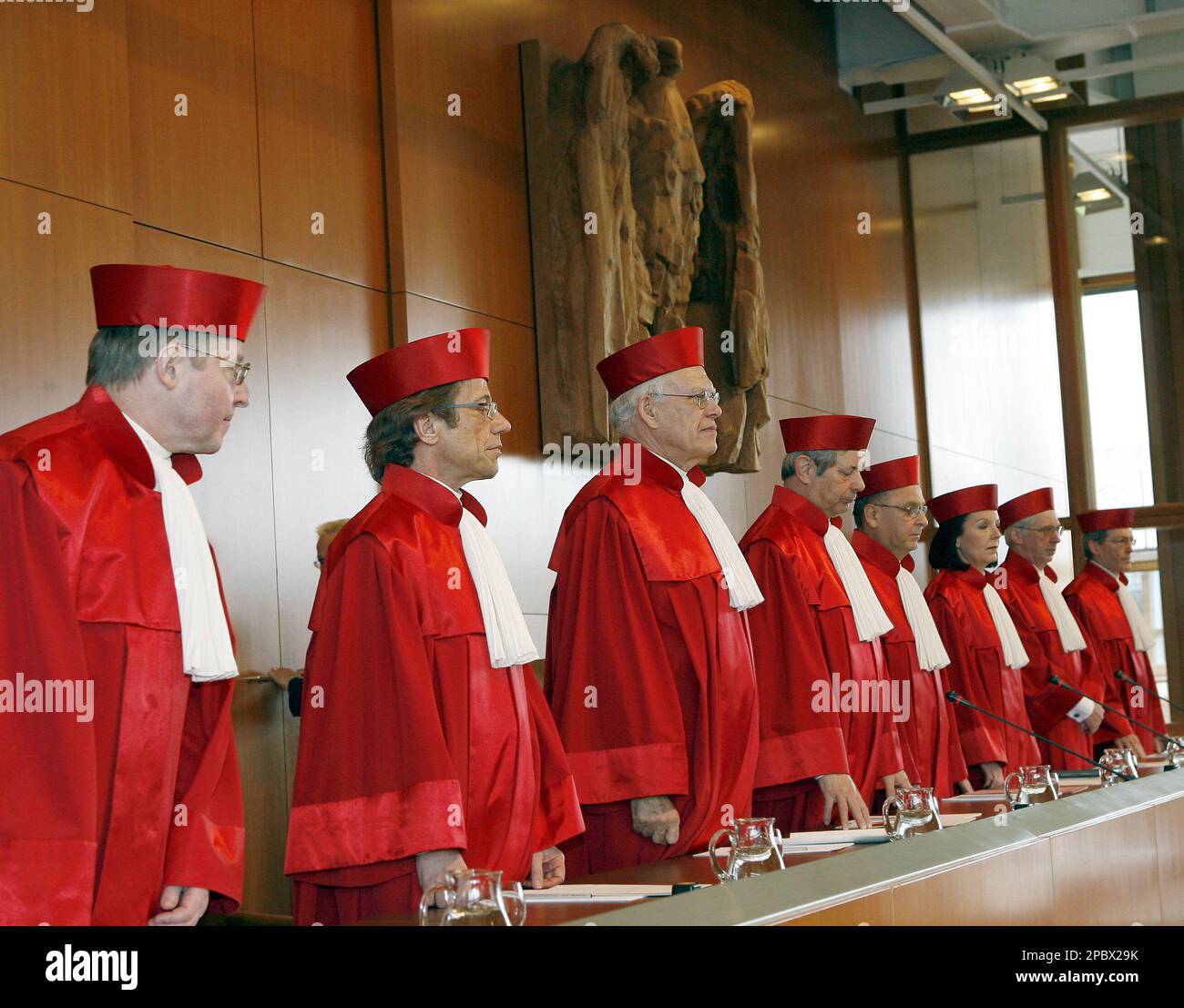 Die Richter des Ersten Senats des Bundesverfassungerichts, von links ...