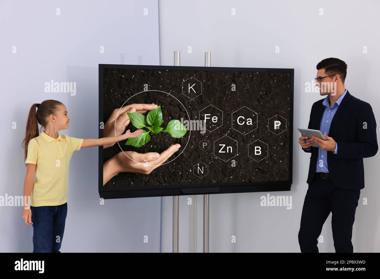 Child using whiteboard hi-res stock photography and images - Alamy