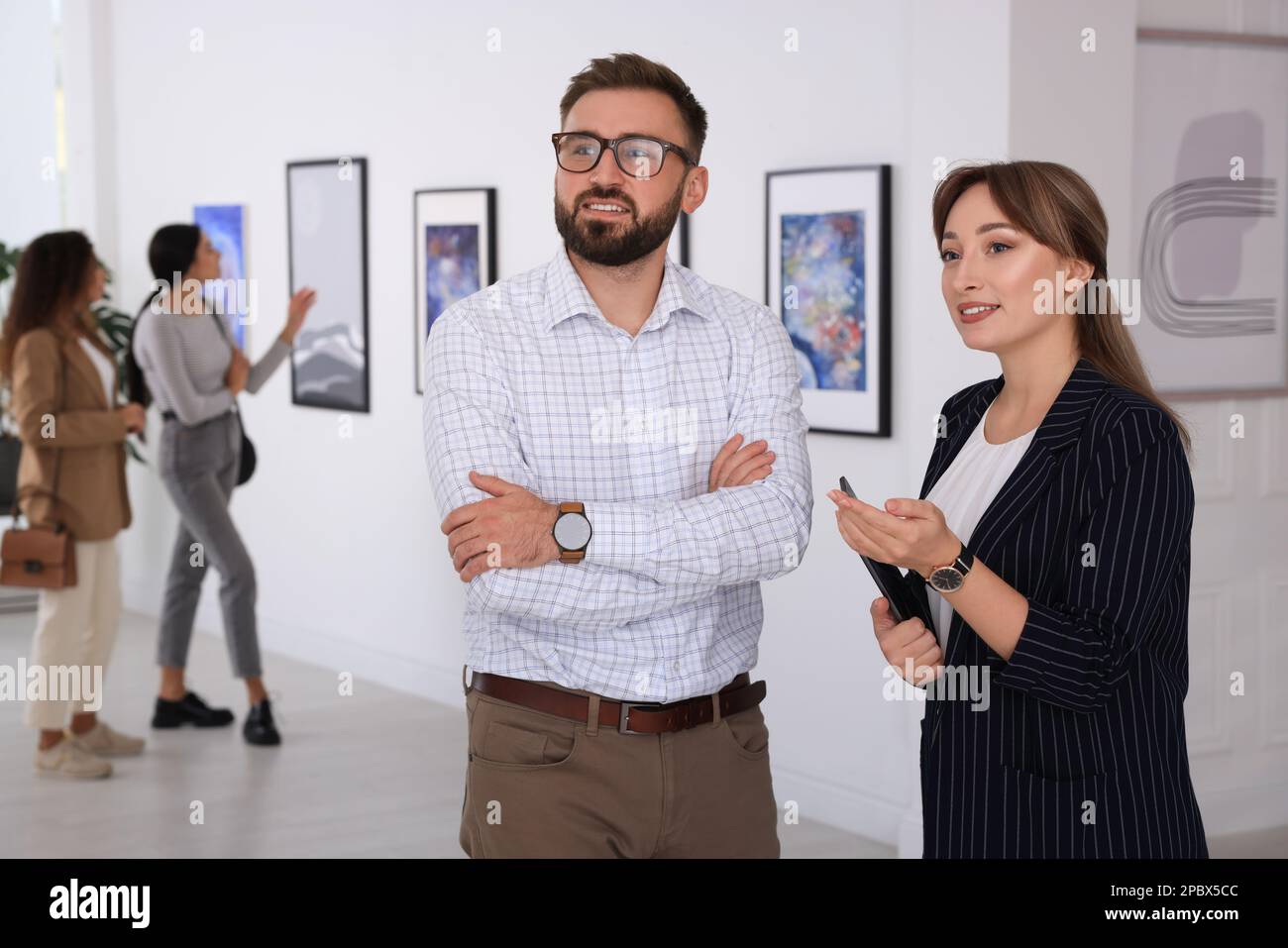 Happy couple at exhibition in art gallery Stock Photo - Alamy