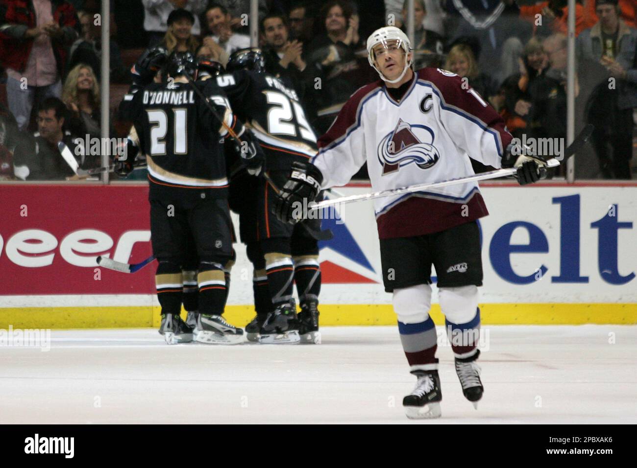 Colorado Avalanche' Joe Sakic looks into the stands after the Anaheim ...