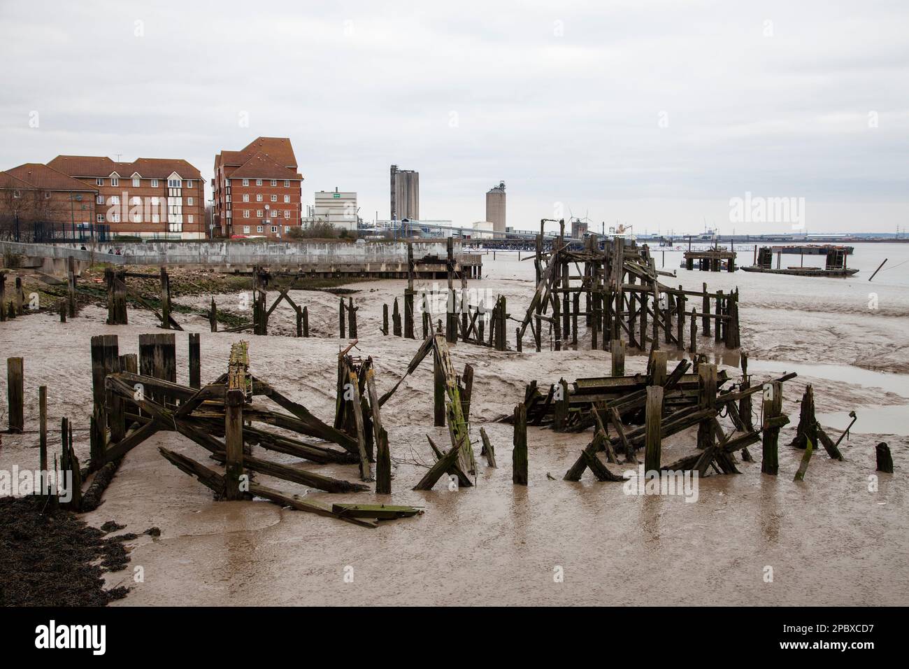 run down wooden pier structure at low tide on the river Themes Stock ...