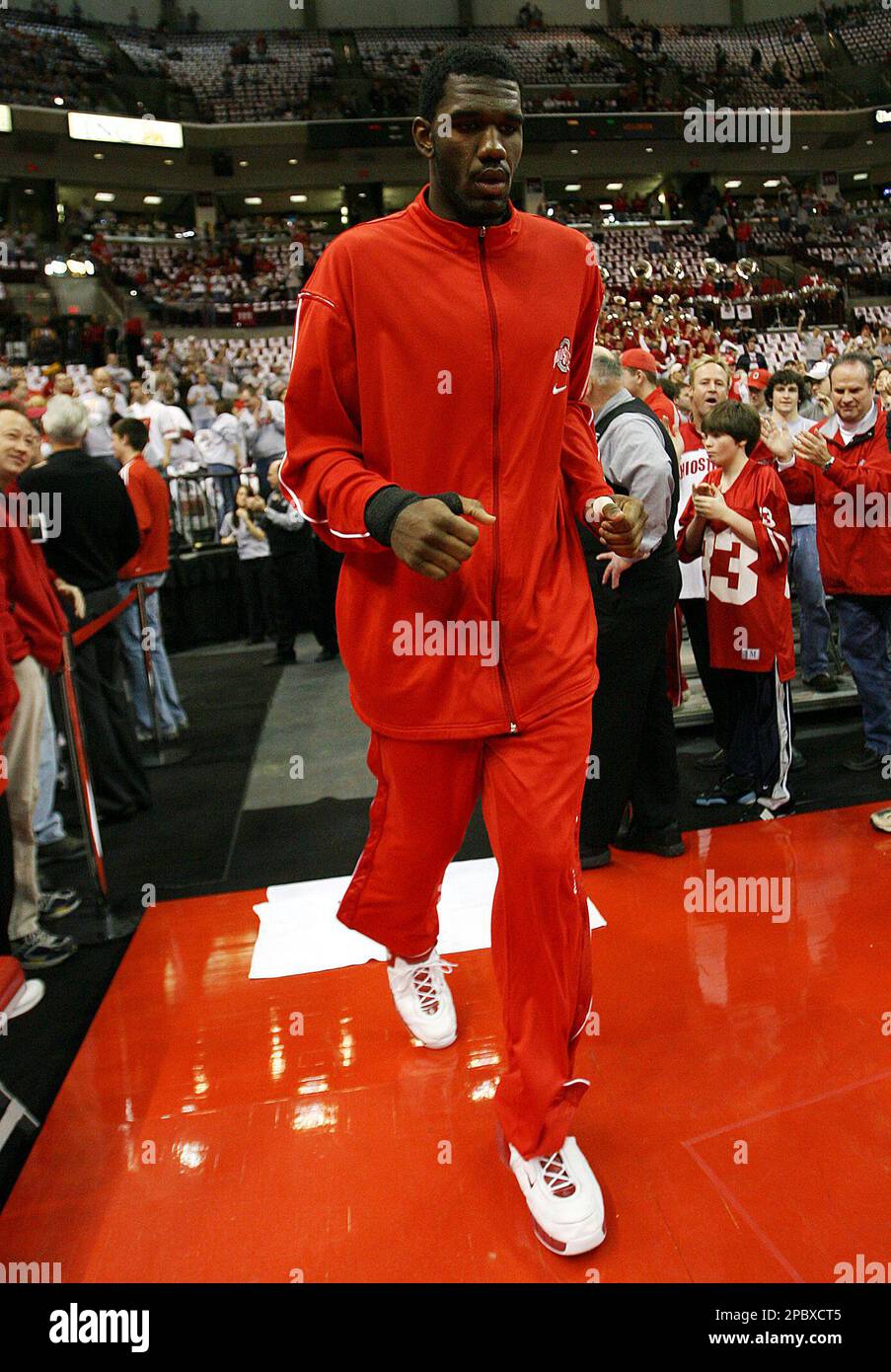 Ohio State center Greg Oden runs onto the court before a basketball ...