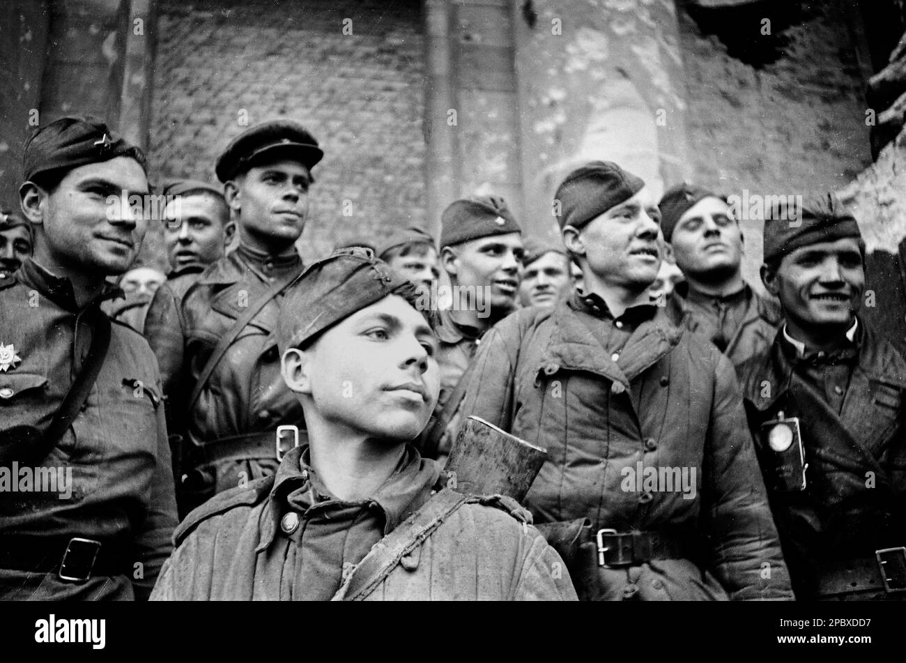 ** FILE ** Red Army Soldiers who stormed the Reichstag pose for a group ...