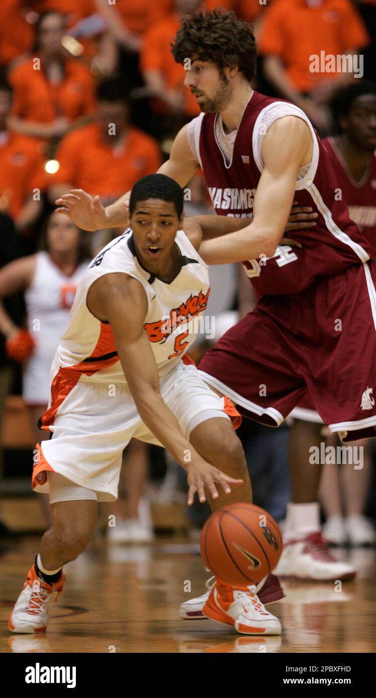 Oregon State guard Josh Tarver, left, holds off Washington State ...