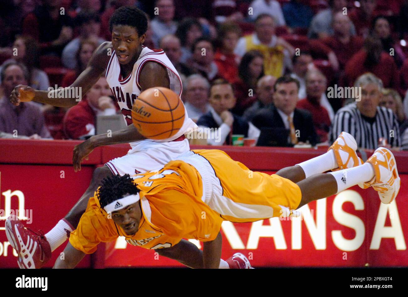 Arkansas' Patrick Beverley, background, and Tennessee's Ramar Smith ...