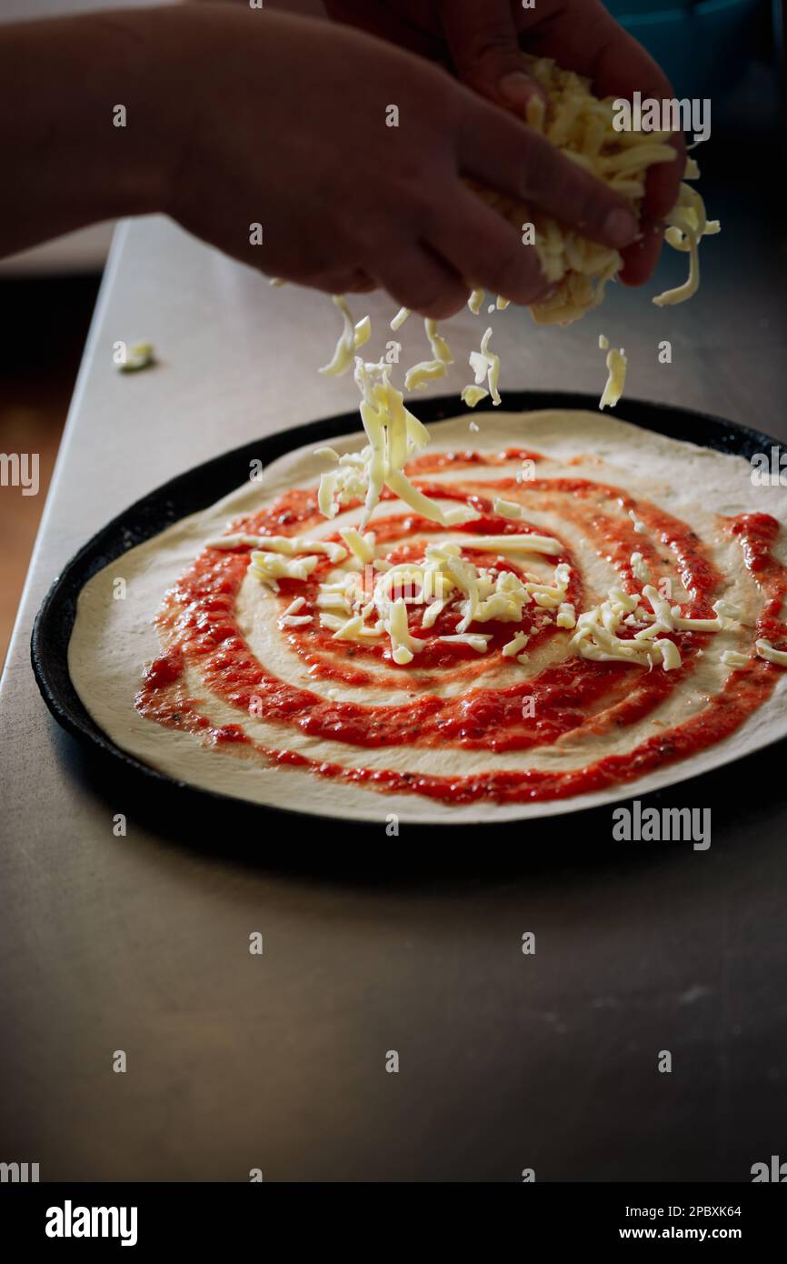 Restaurant kitchen chef pizza hi-res stock photography and images - Alamy