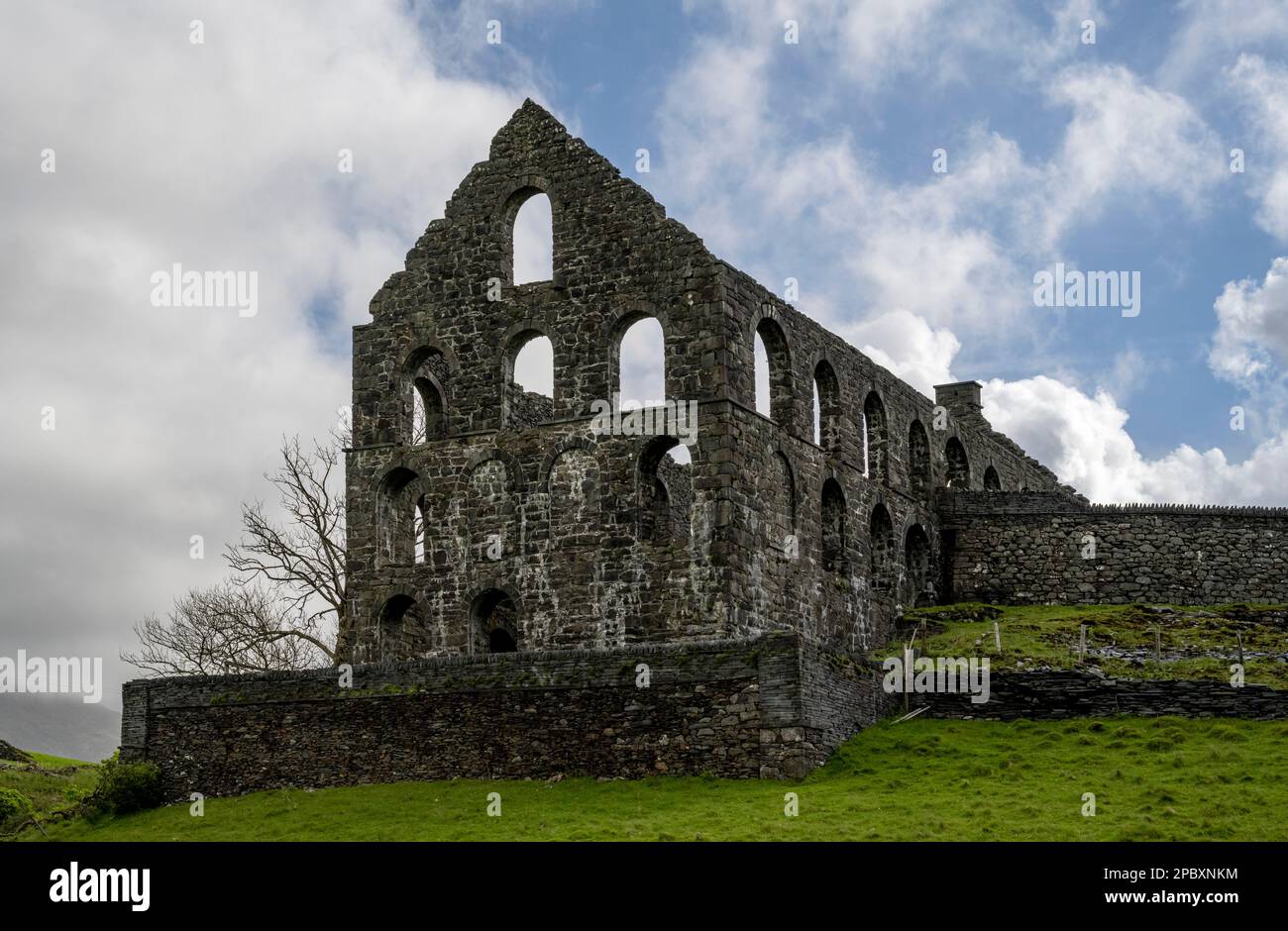 Derelict mine buildings at Ynys-y-Pandy slate mill Stock Photo - Alamy