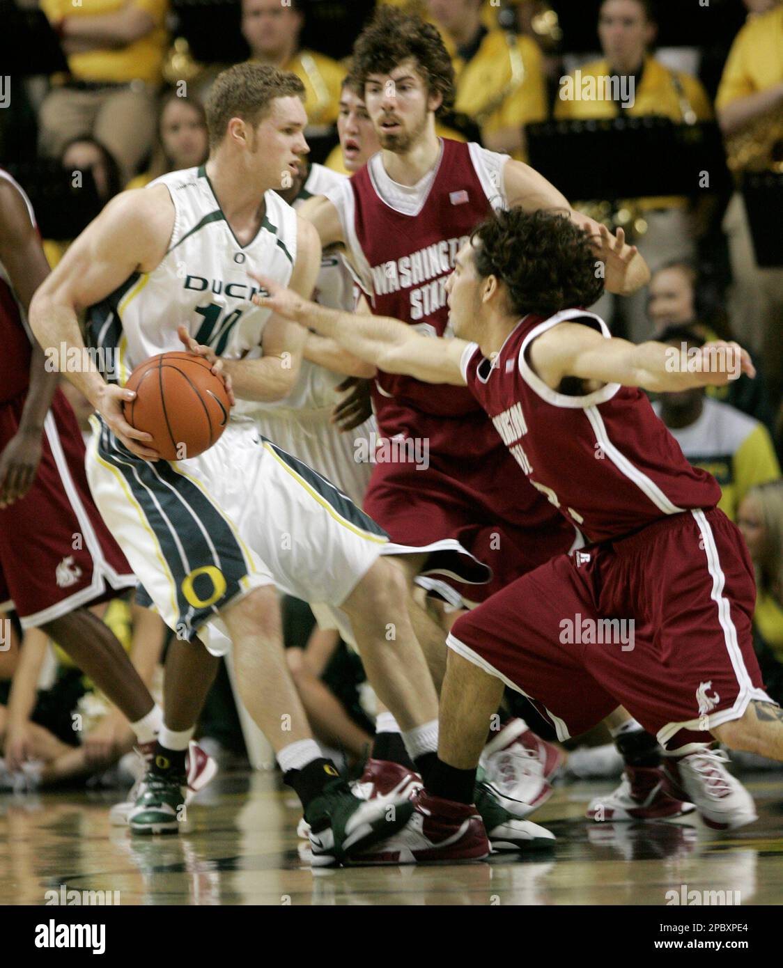 Oregon forward Maarty Leunen, left, looks for room to maneuver against ...